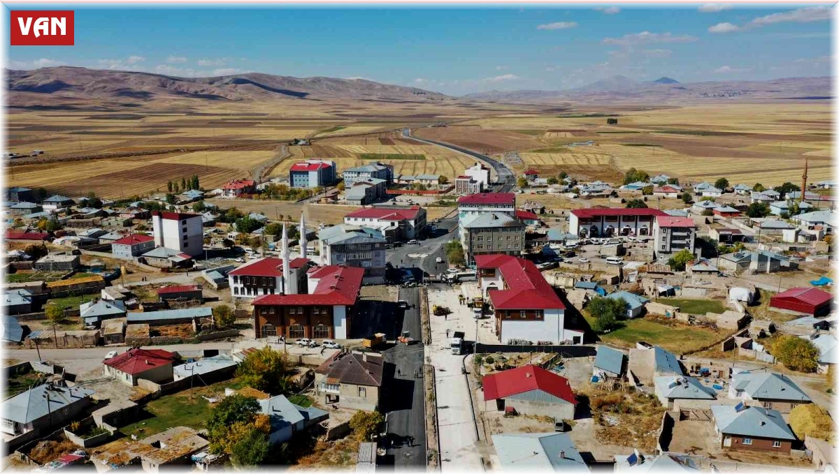 Saray ilçesindeki en işlek caddeyi yeniliyor - Van Haber Haberleri