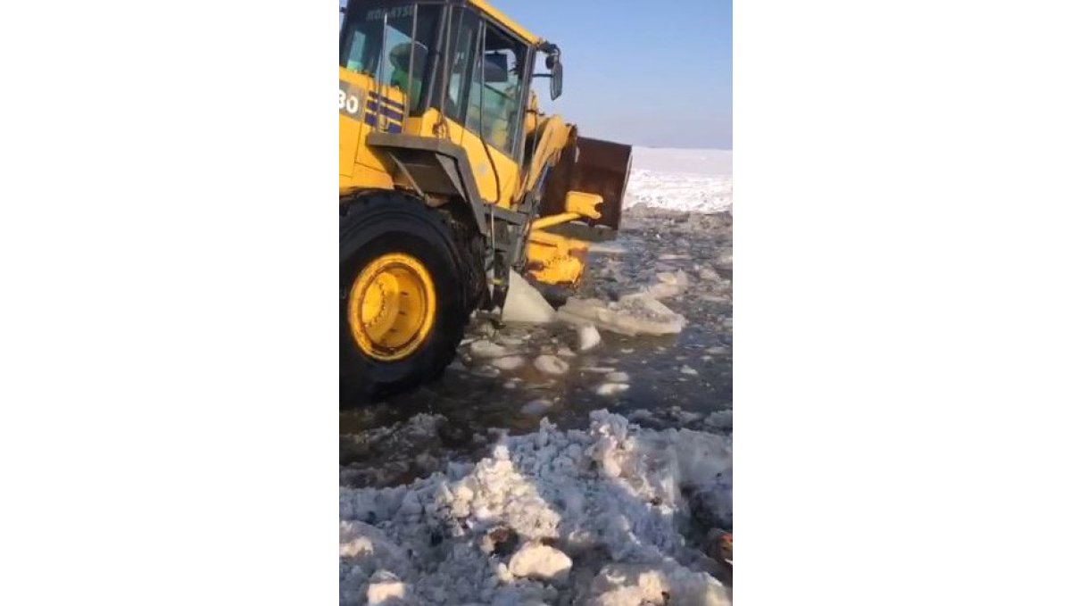 İçme suyu yolunu açarken kara saplanan loder vinç yardımıyla kurtarıldı ...