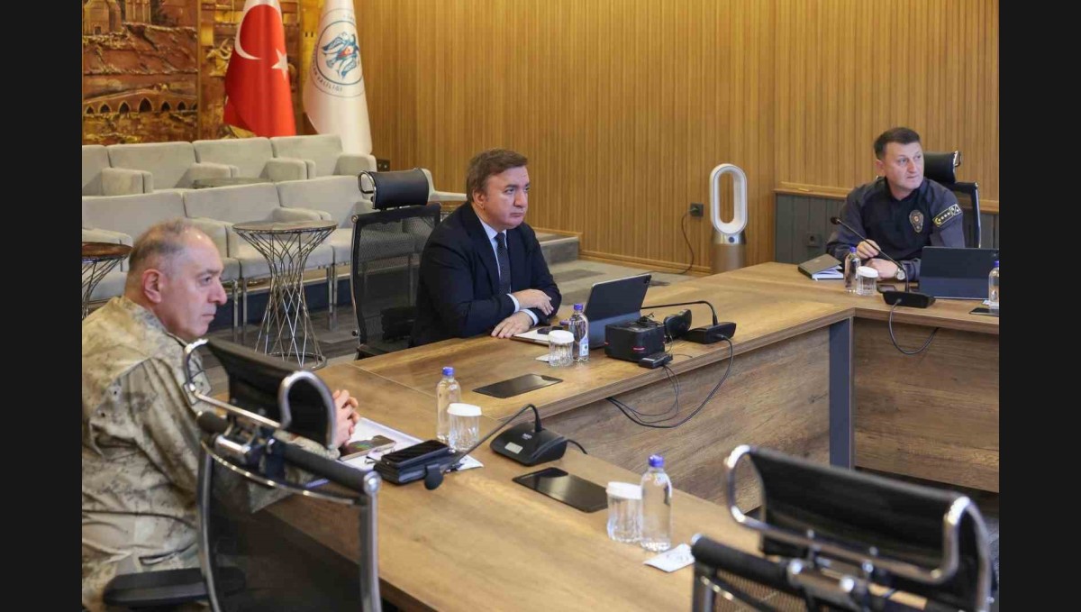 Vali Aydoğdu, İçişleri Bakanı Yerlikaya'nın başkanlığındaki VKS ...