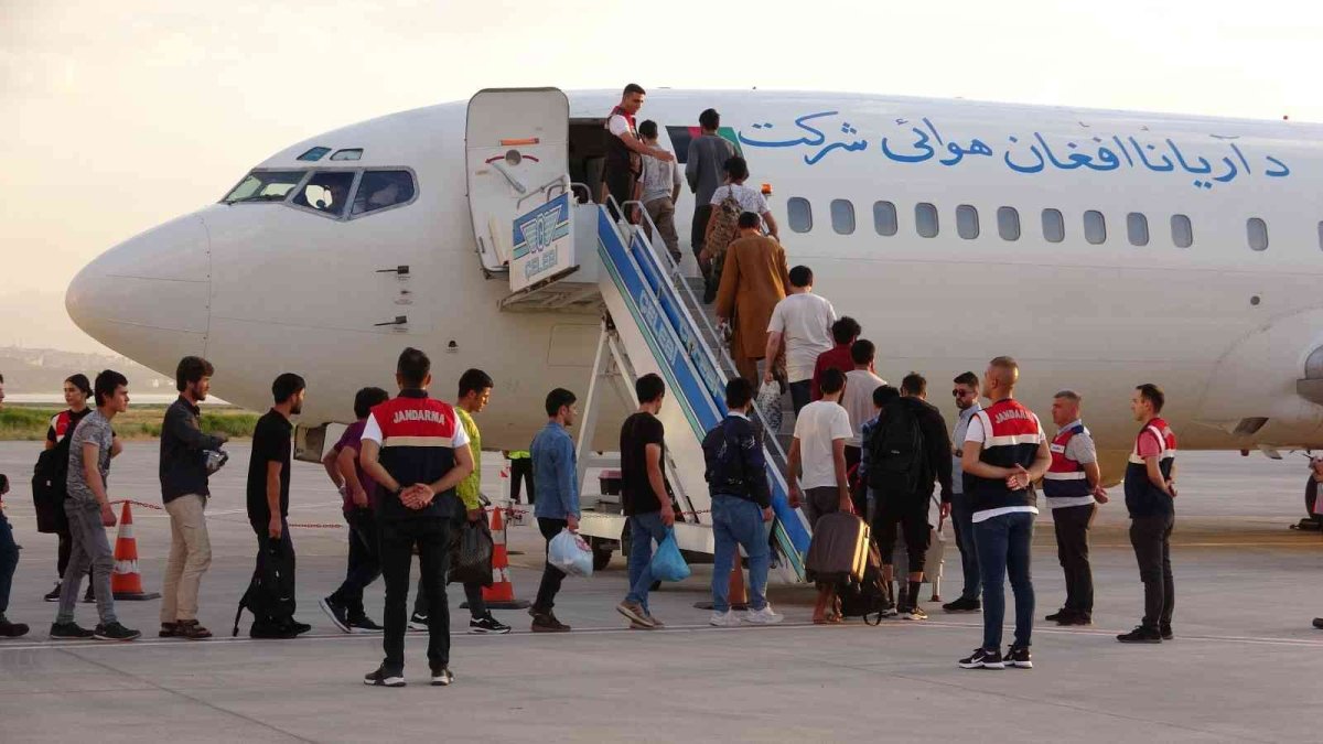 Van'da 408 düzensiz göçmen ülkelerine geri gönderiliyor - Van Haberleri ...