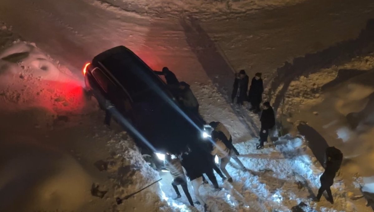 Yüksekova'da kar esareti: Kara saplanan araçlar imece usulü kurtarıldı ...