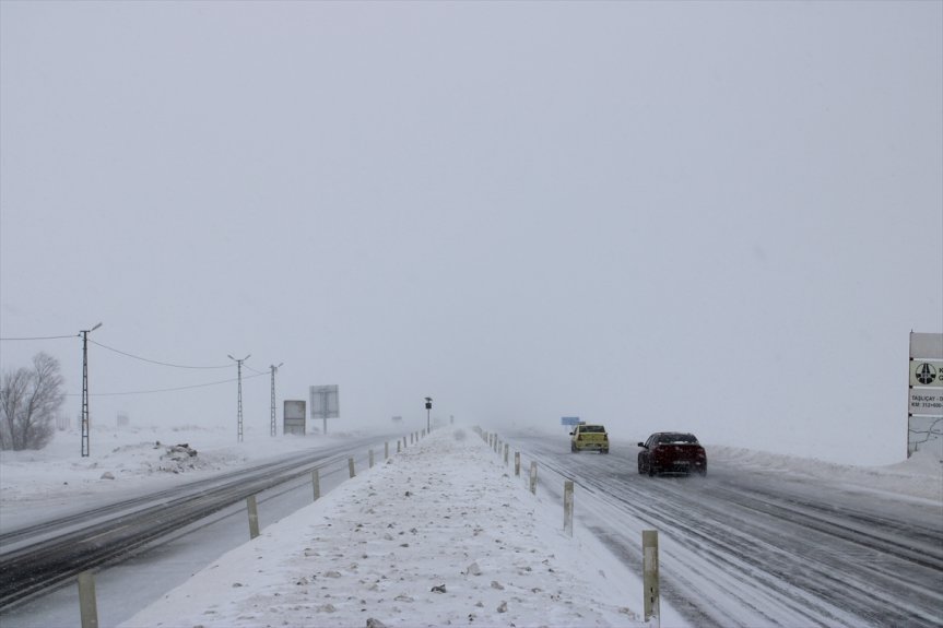 Kağızman-Ağrı kara yolu kar ve tipi nedeniyle yeniden ulaşıma kapatıldı ...